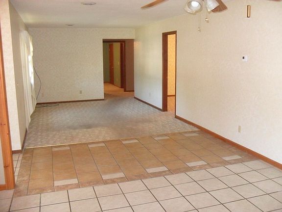 1811 N Walnut Rd E, Iola, KS 66749 | MLS #47500 | Zillow