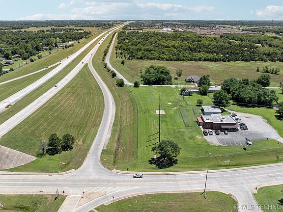 220 E Center St S, Collinsville, OK 74021 | MLS #2419612 | Zillow