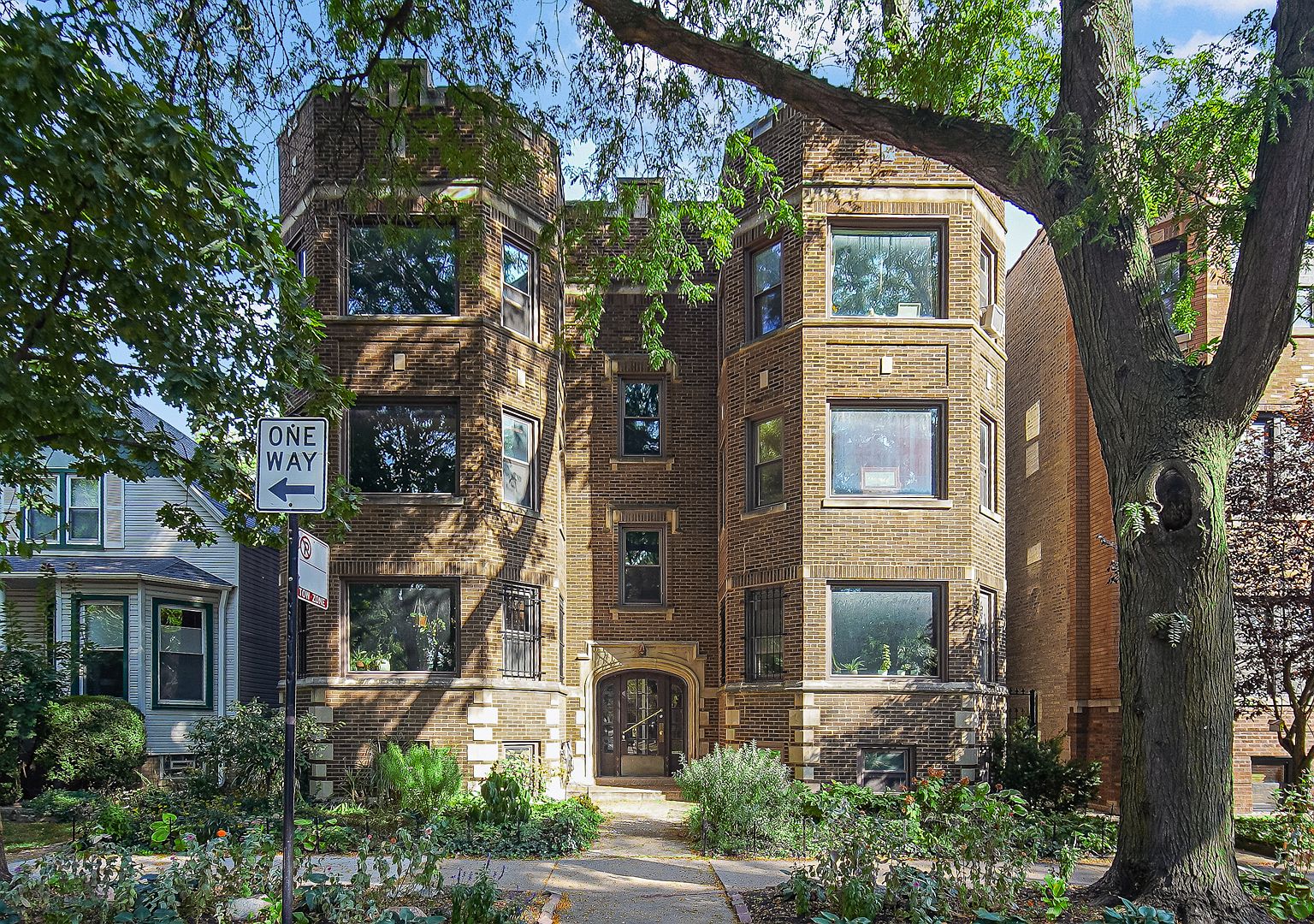 2326 W Argyle St APT 2E, Chicago, IL 60625 | Zillow