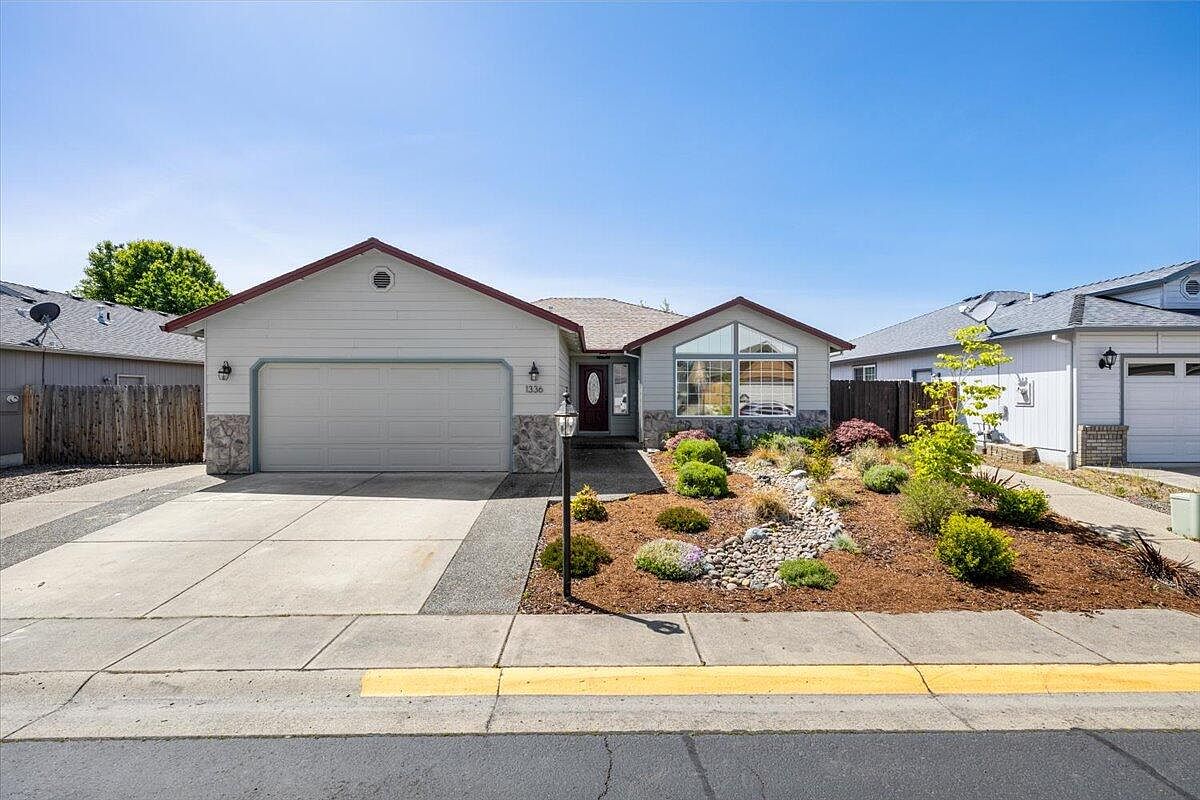 1336 Hawk Dr, Central Pt, OR 97502 | Zillow