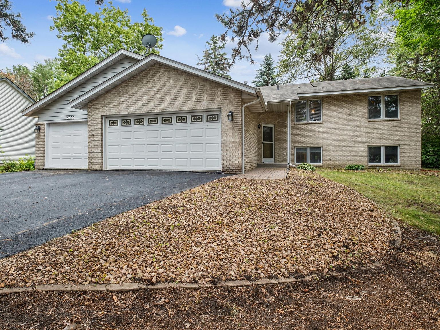 15990 Garden View Dr, Apple Valley, MN 55124 | Zillow