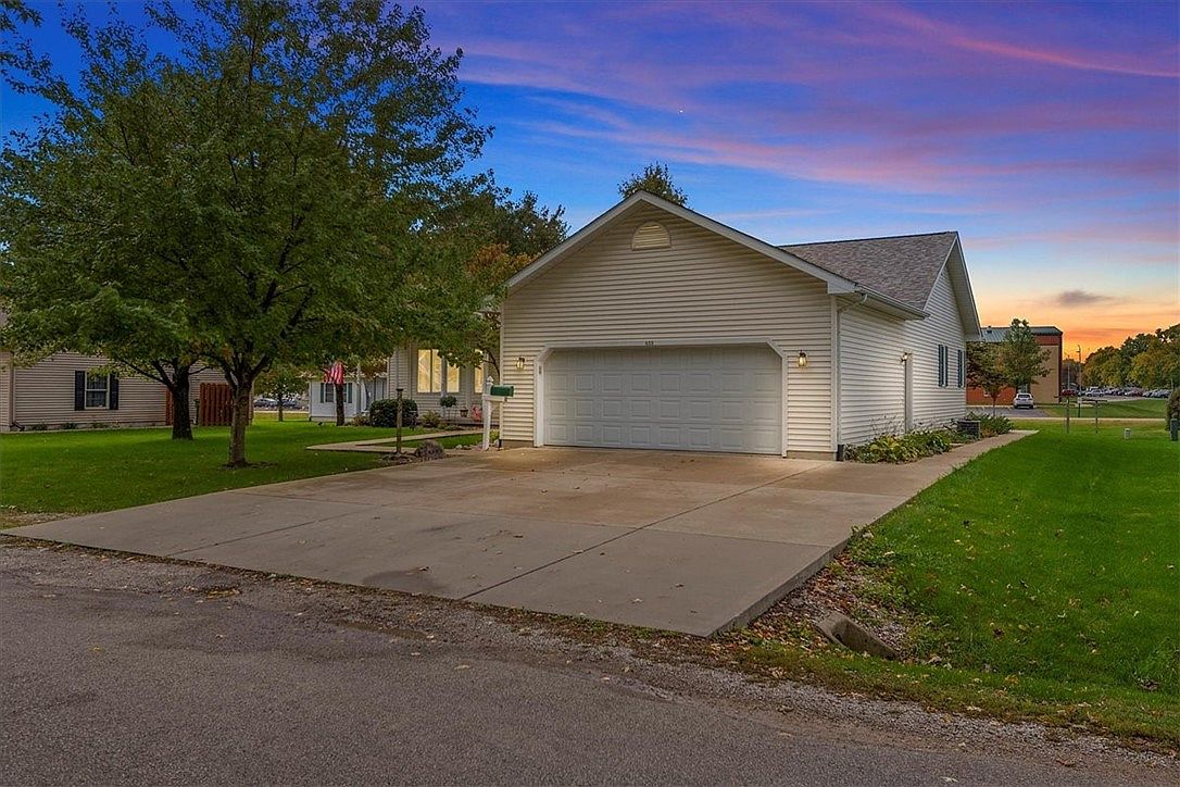 609 S Oak St, Pana, IL 62557 | Zillow