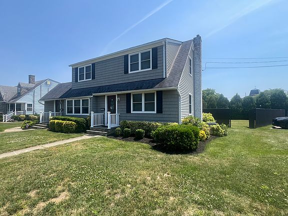32 Bohack Ct #2, Sayville, NY 11782 | Zillow