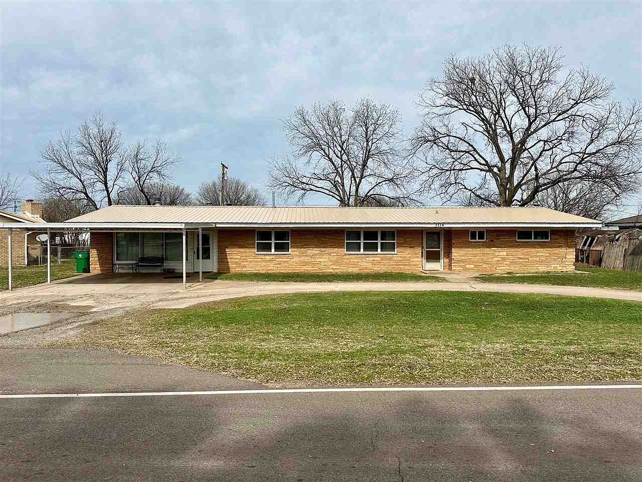 1114 W 1st St, Grandfield, OK 73546 | Zillow