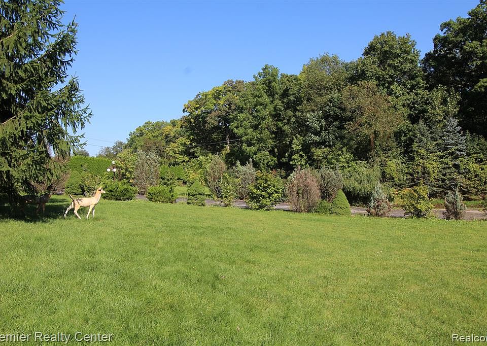 2800 Rowe Rd, Milford, MI 48380 | Zillow