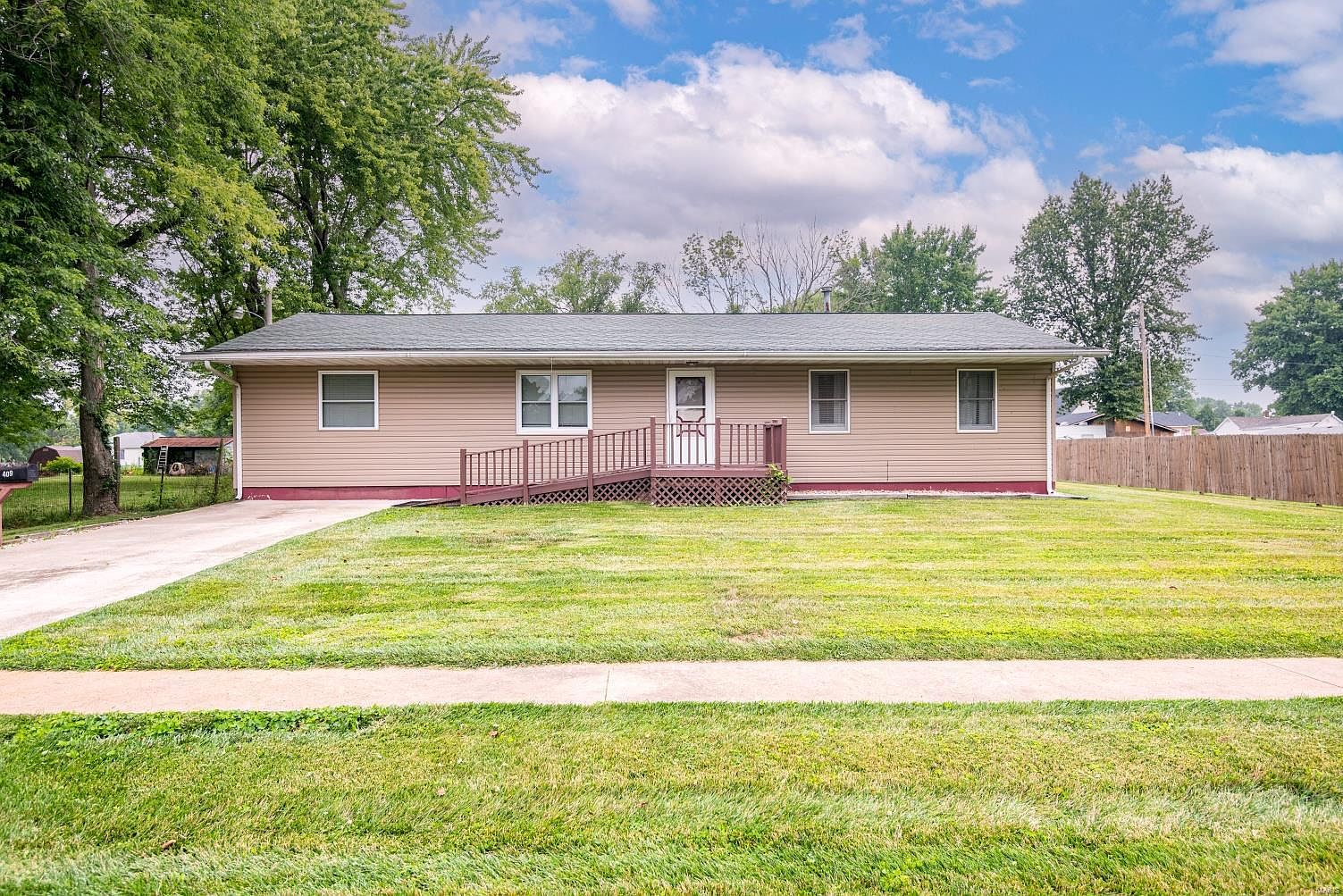 409 E Oak St, Gillespie, IL 62033 | Zillow