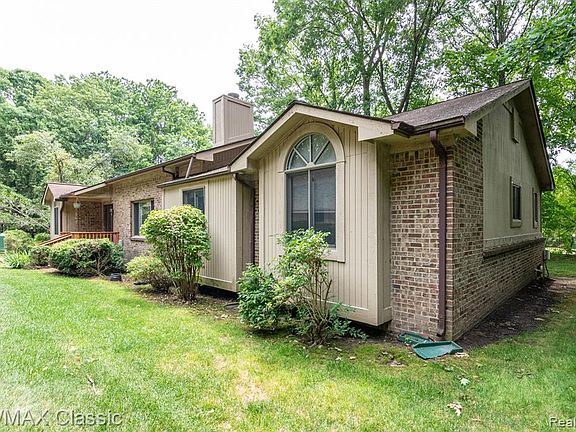 6388 Brookview Ln, West Bloomfield, MI 48322 | MLS #20240039055 | Zillow