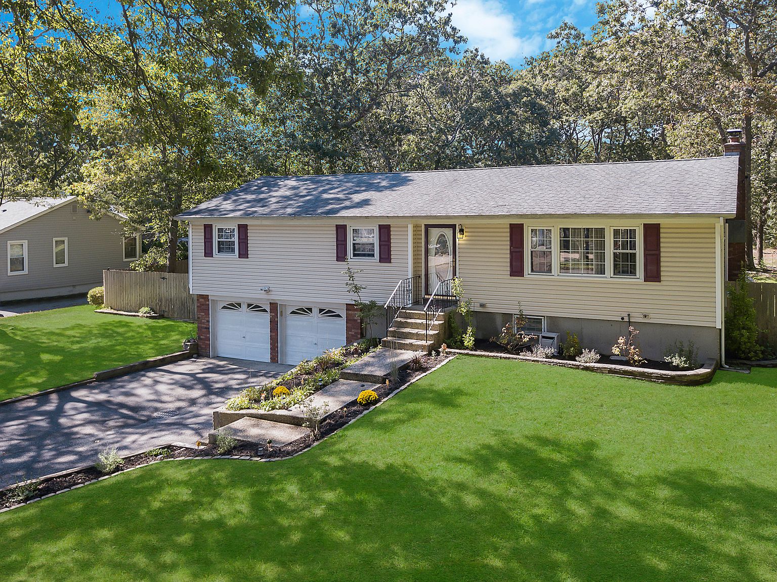 16 Oak Pl, Selden, NY 11784 | Zillow