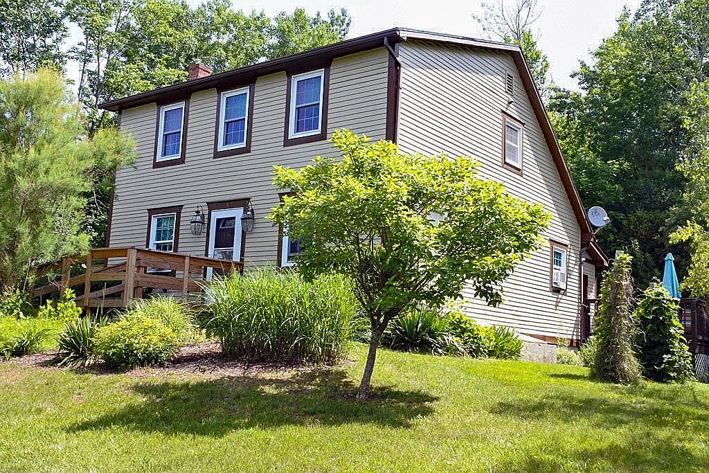 8 Robinwood Lane, Rutland, VT 05701 | Zillow