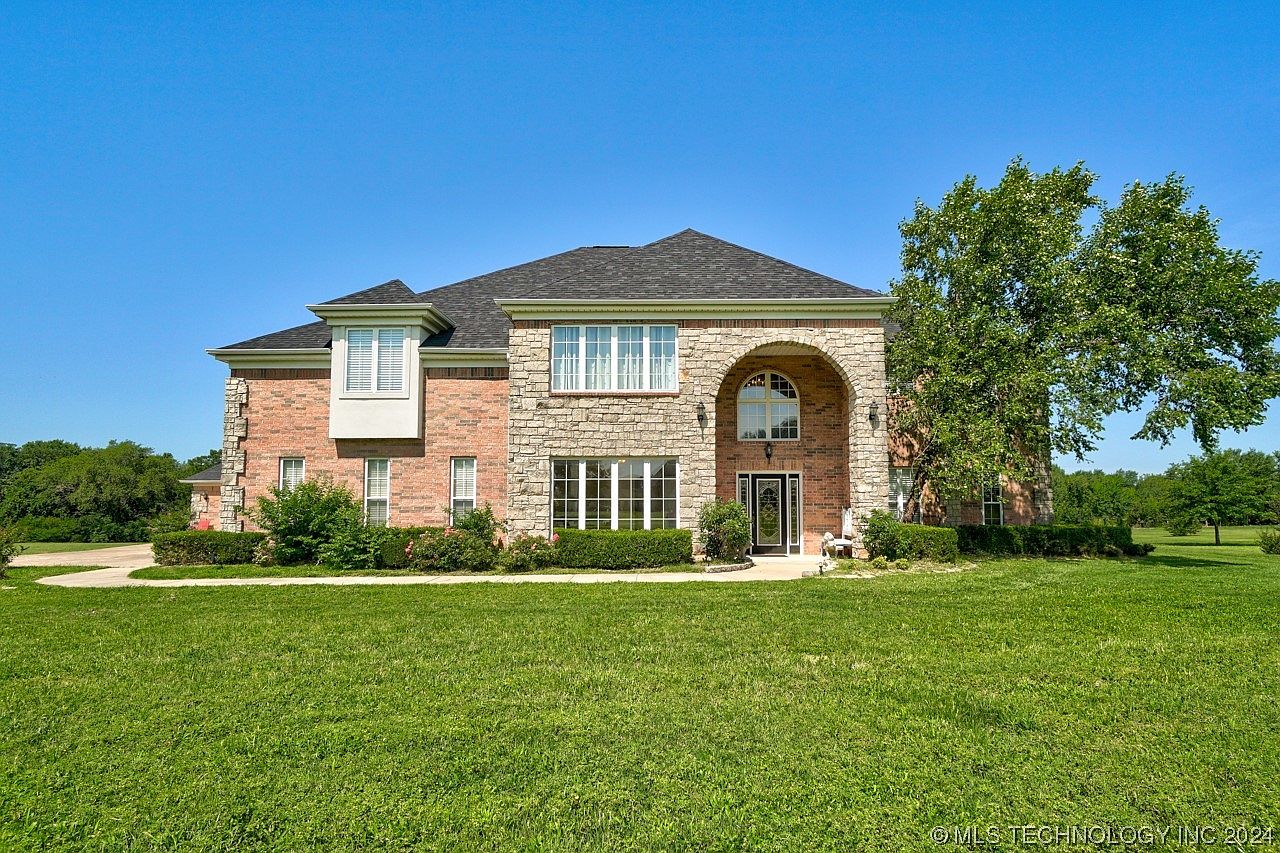 1201 S Holmes, Cushing, OK 74023 | MLS #2404380 | Zillow