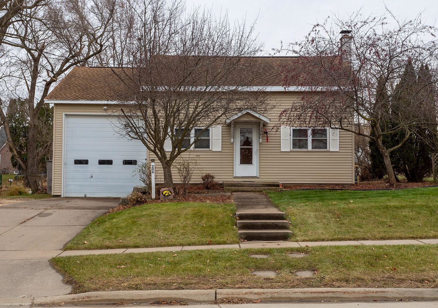 206 E Main St, Epworth, IA 52045 | Zillow