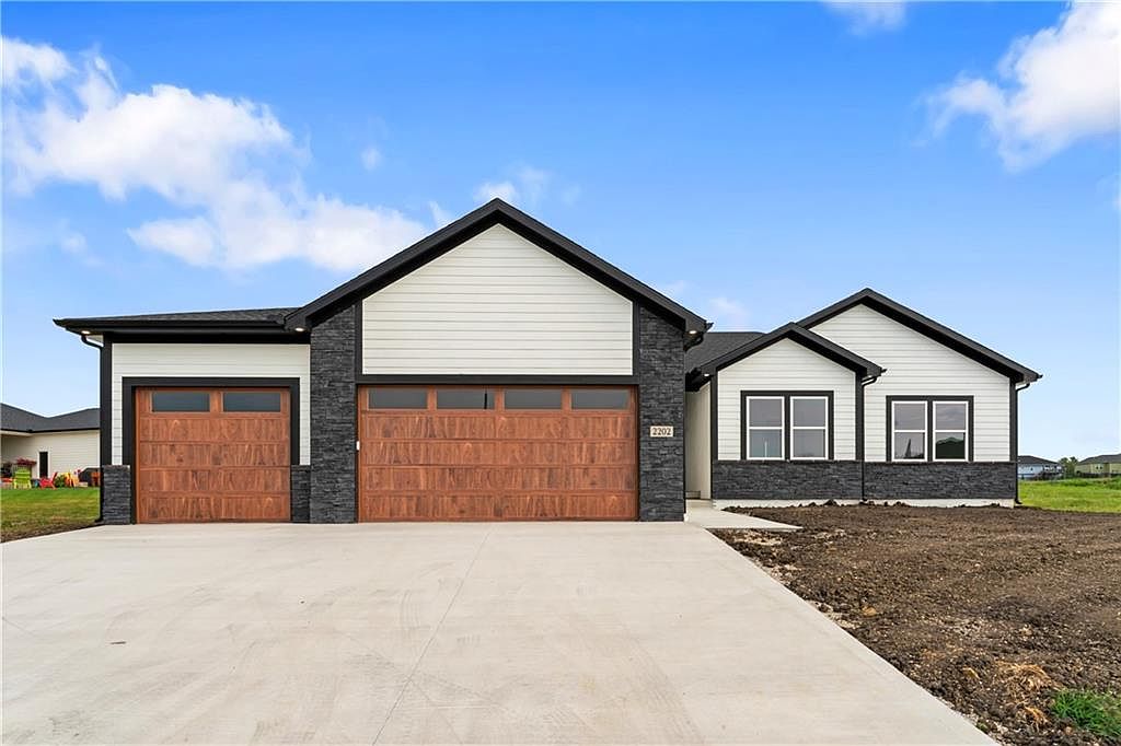 2202 Richmond Dr, Harrisonville, MO 64701 | Zillow