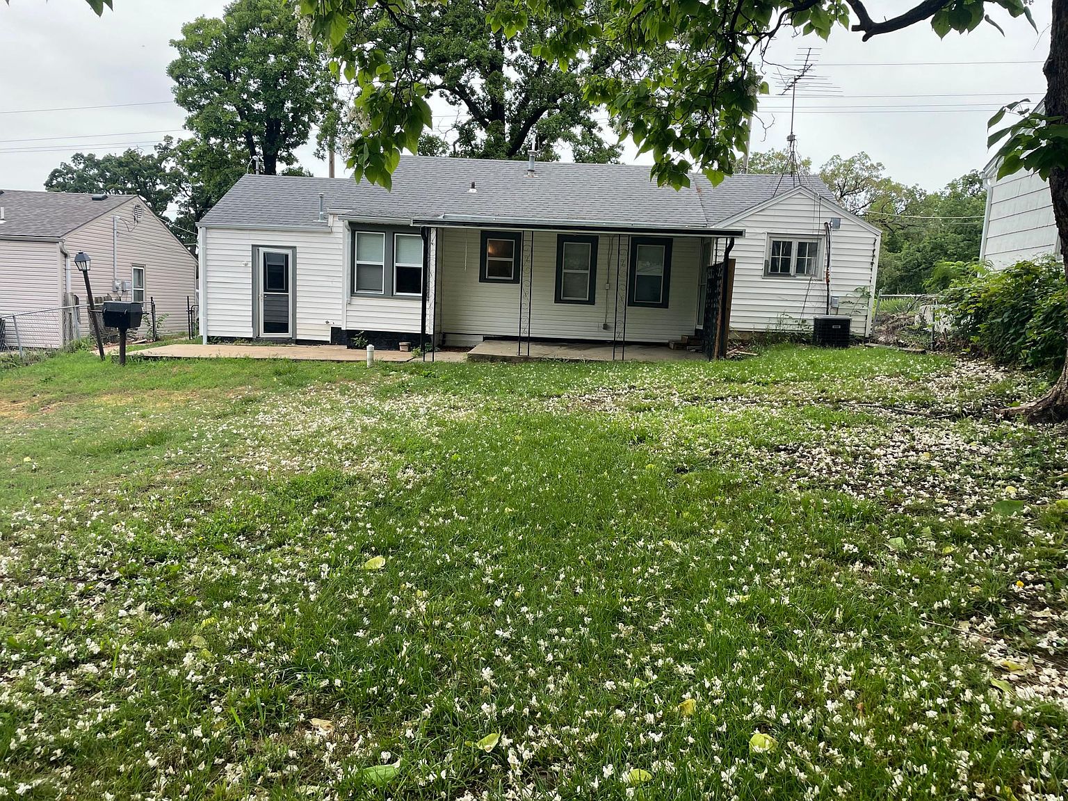 633 N Nettleton Ave, Bonner Springs, KS 66012 | Zillow