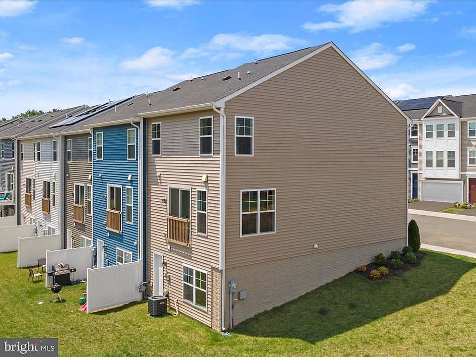 18221 Summit Pointe Dr, Triangle, VA 22172 | Zillow