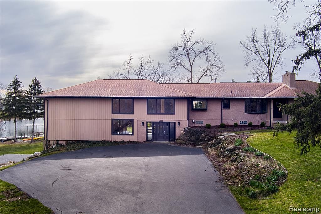 4851 Commerce Rd, Orchard Lake, MI 48324 | MLS #20240017309 | Zillow
