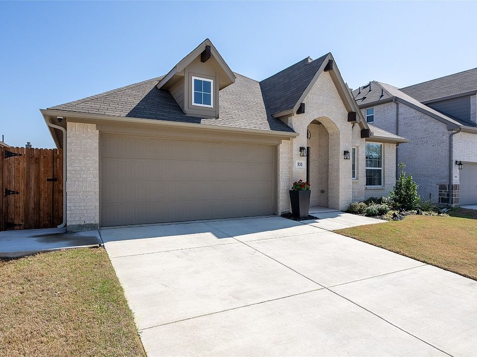 935 Crockett St, Aubrey, TX 76227 | Zillow