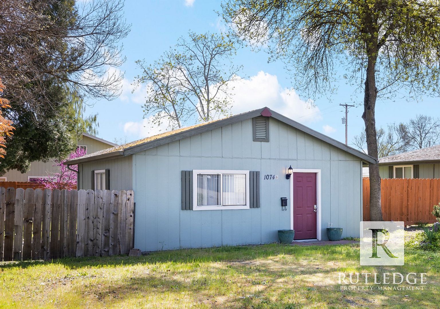 1074.5 Beall Ln UNIT B, Central Pt, OR 97502 | Zillow