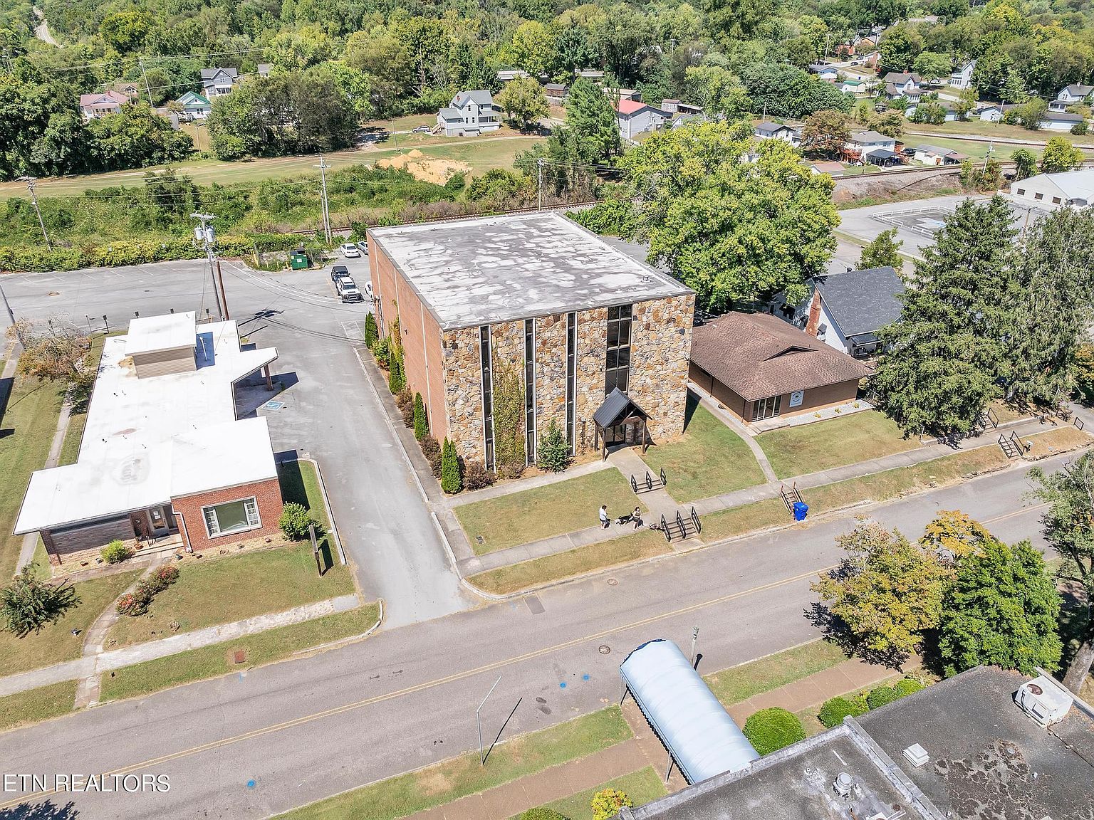 415 Devonia St, Harriman, TN 37748 | Zillow