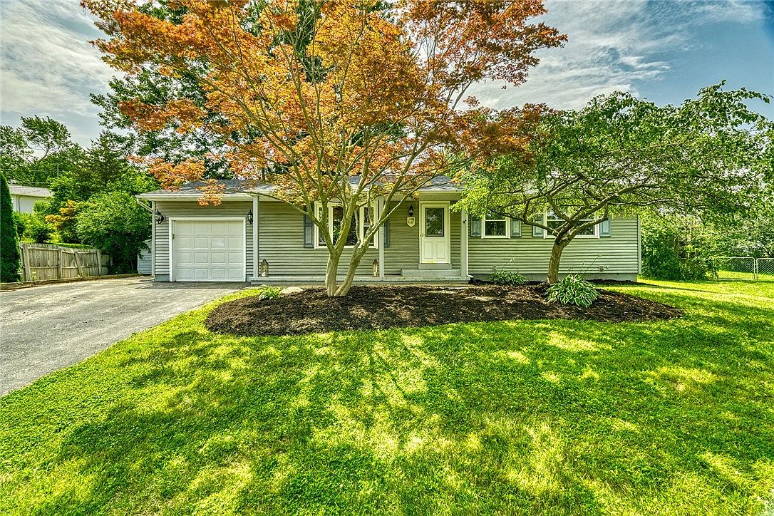 18 Blueberry Cres, Rochester, NY 14623 | Zillow