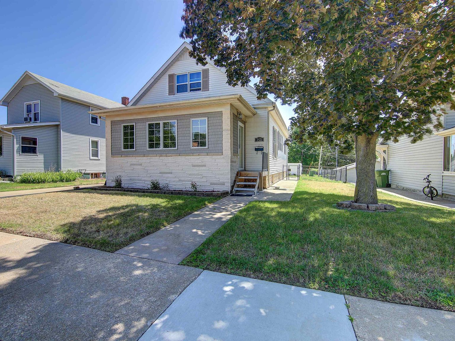 2521 Pershing Blvd, Clinton, IA 52732 | Zillow