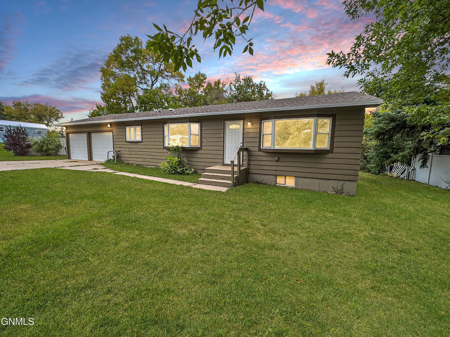 9 7th Ave E, Stanley, ND 58784 | Zillow