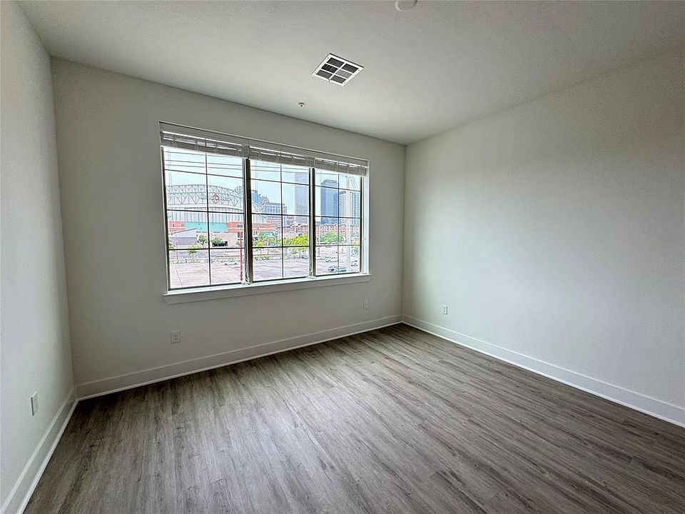 21 Chenevert St Houston TX | Zillow