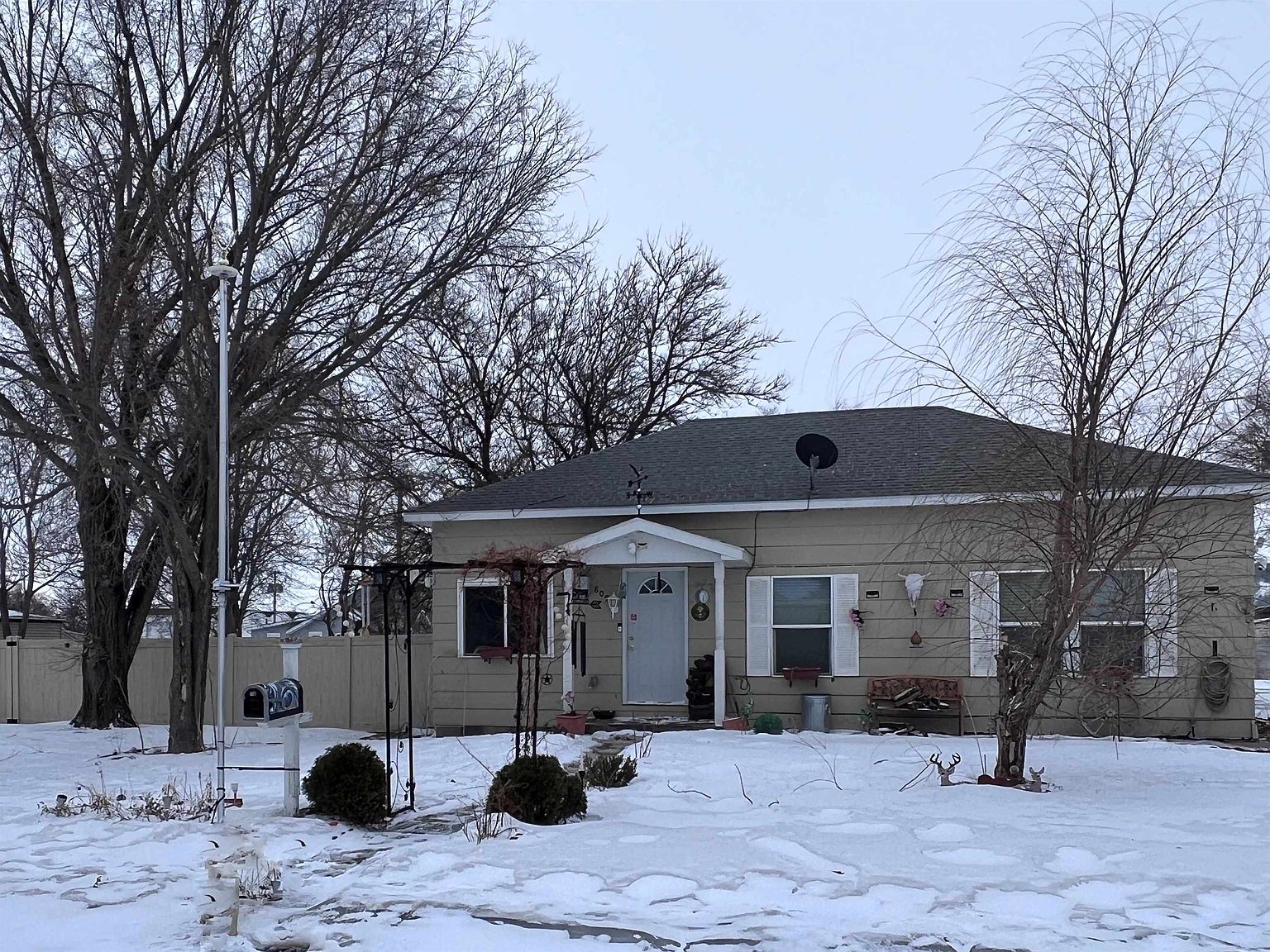 809 E 7th St, Cozad, NE 69130 | Zillow