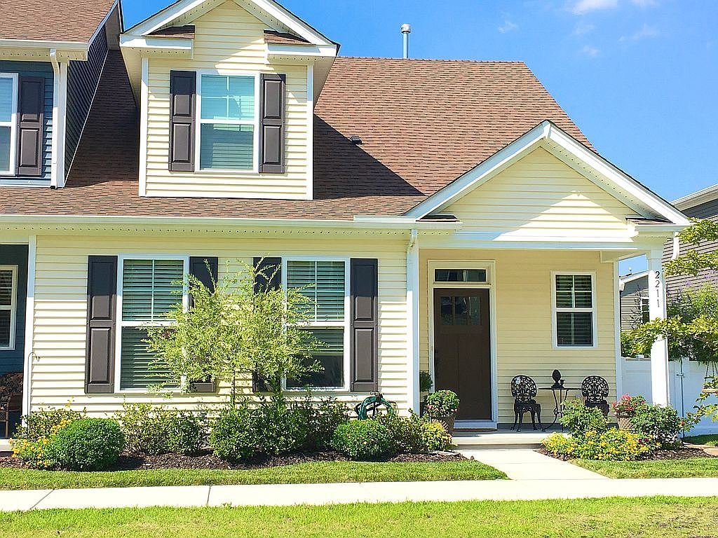 Yellow House with Wow Factor: What Color Shutters Should You Choose for ...