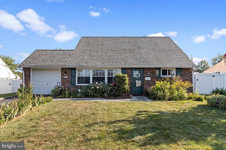 32 Middle Rd, Levittown, PA 19056 | Zillow