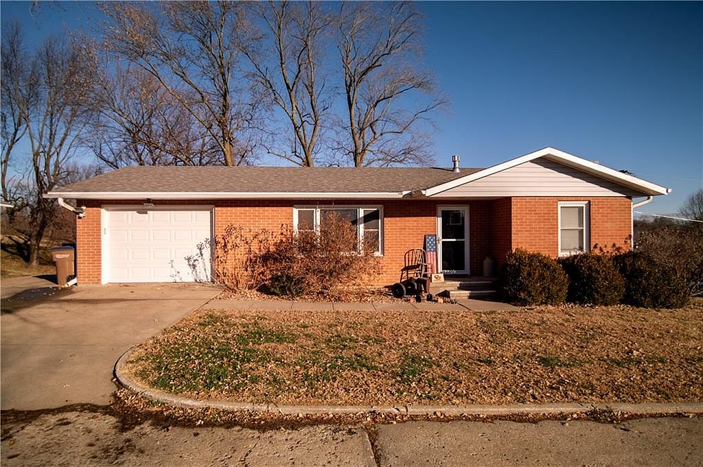 1215 Kearney St, Atchison, KS 66002 | MLS #2465403 | Zillow