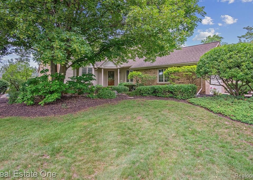 18381 Blue Heron Dr E #8, Northville, MI 48168 | MLS #20230045977 | Zillow
