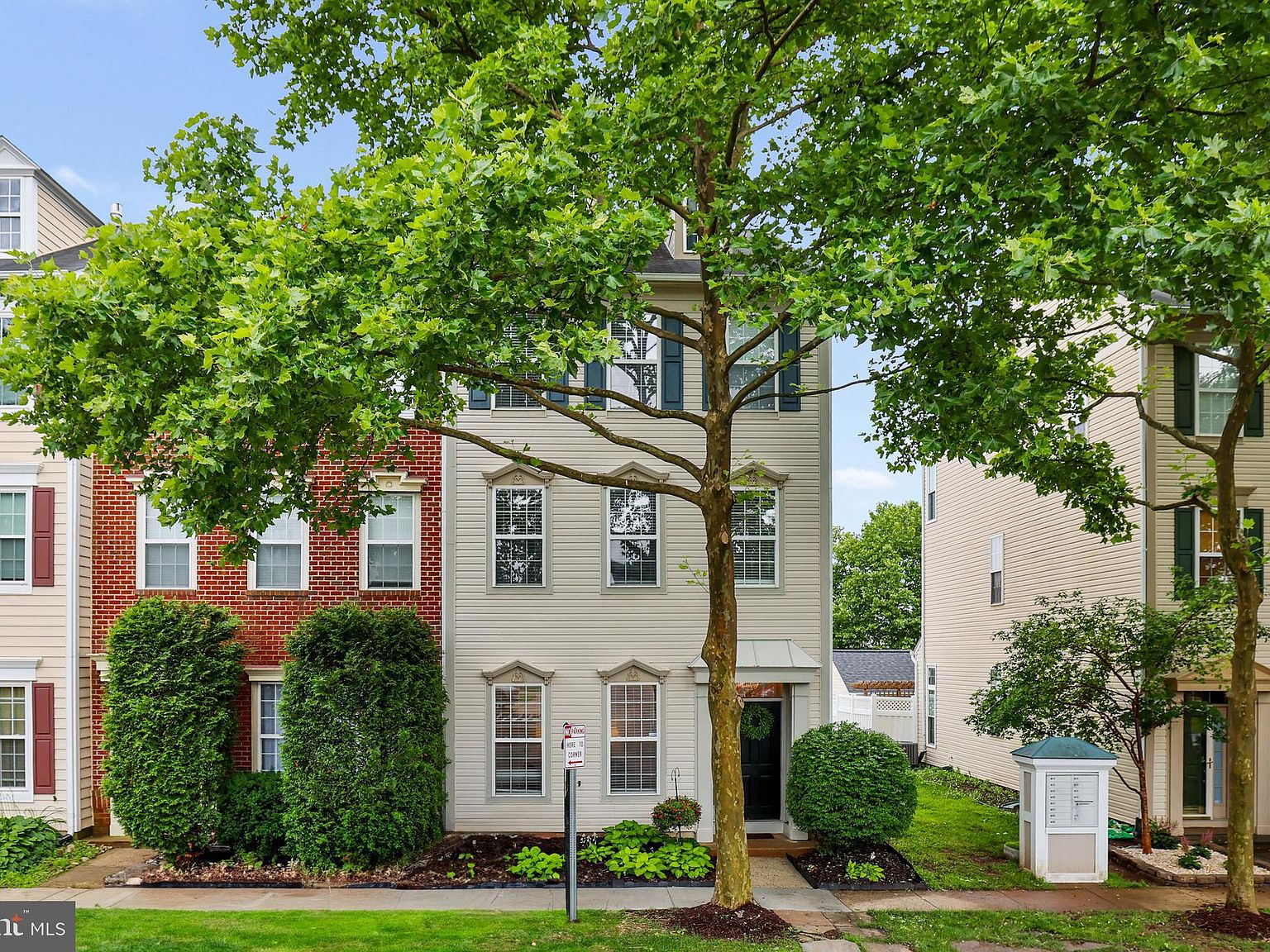 43573 Mink Meadows St, Chantilly, VA 20152 | Zillow