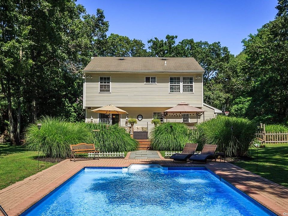 8 Bellows Terrace, Hampton Bays, NY 11946 | Zillow