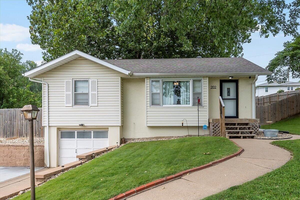 202 Pickardy Ln, Council Bluffs, IA 51503 | Zillow