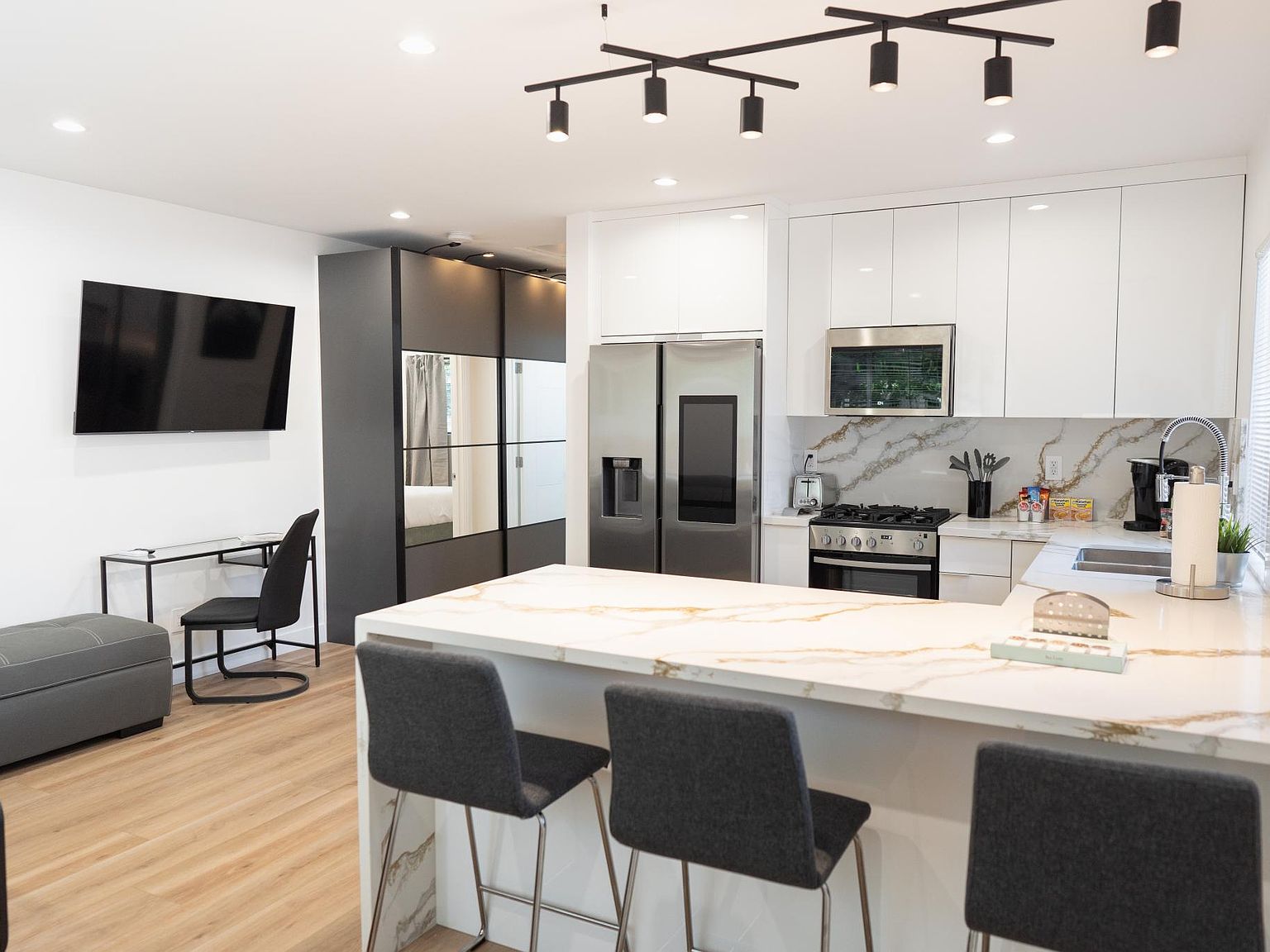 10863 Kling St APT 3, North Hollywood, CA 91602 | Zillow