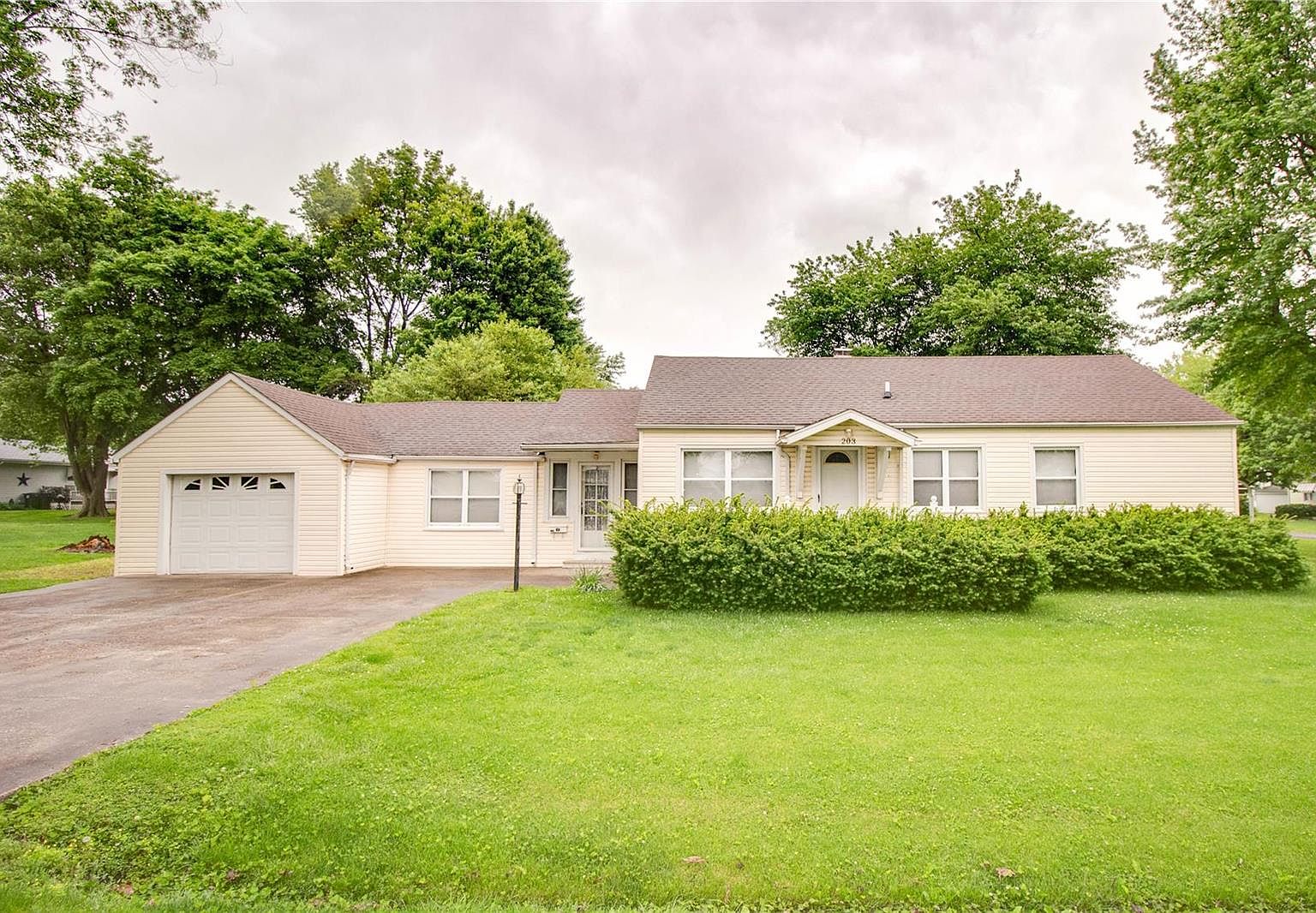 203 Fletcher St, Jerseyville, IL 62052 | Zillow