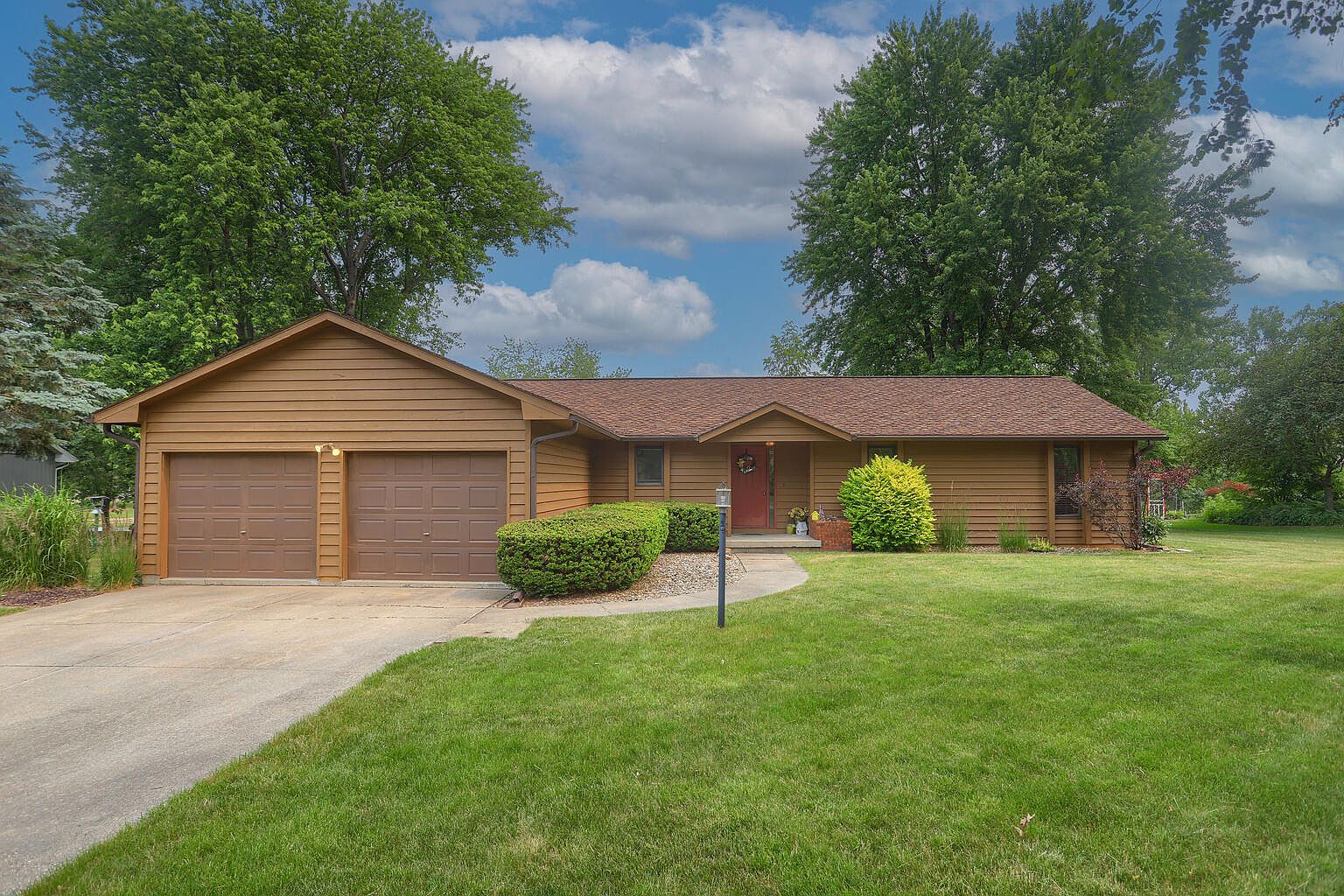 1816 Lake Shore Dr, Mahomet, IL 61853 | Zillow