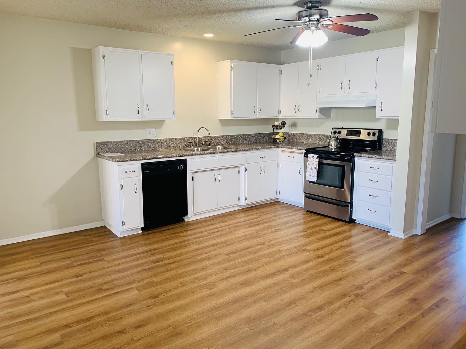 6955 Kester Ave APT 203, Van Nuys, CA 91405 | Zillow