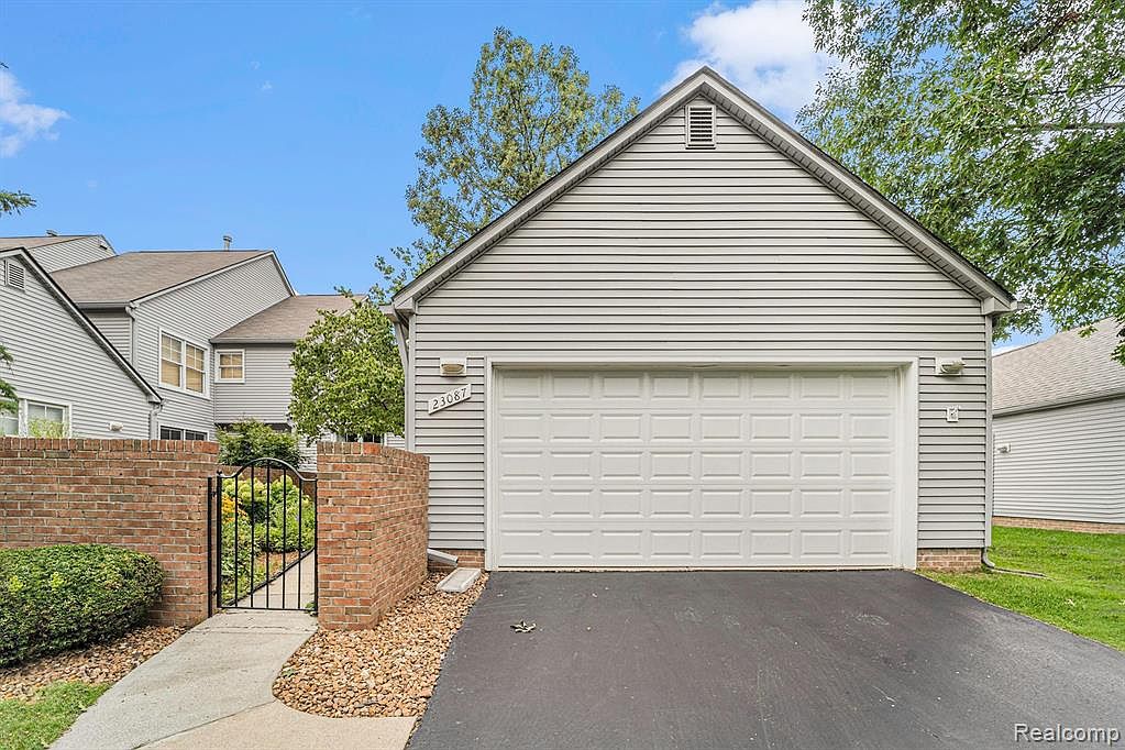 23087 Farmington Rd, Farmington, MI 48336 | Zillow