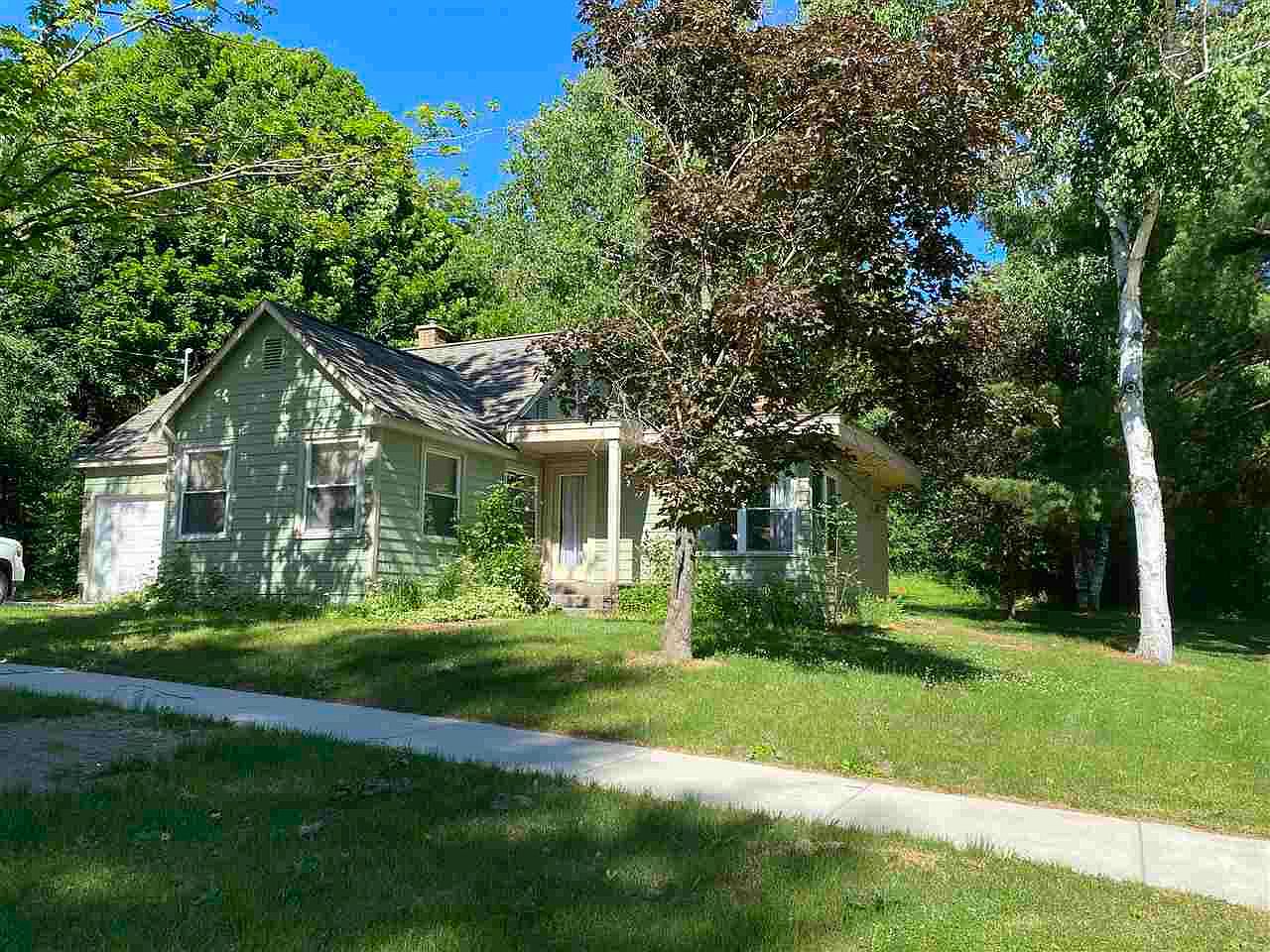 916 Main St, East Jordan, MI 49727 | Zillow