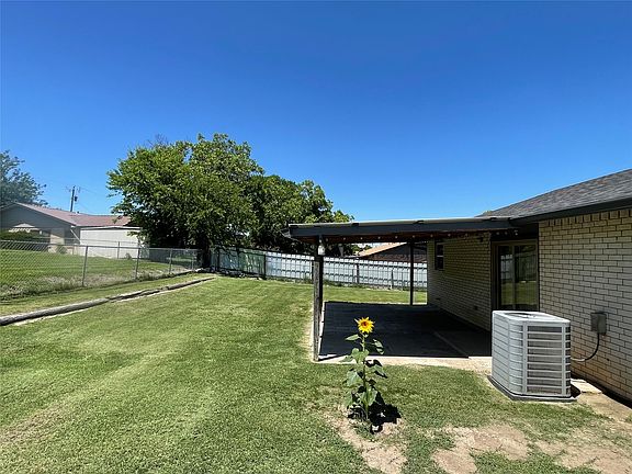 1311 Marie St, Comanche, TX 76442 | Zillow