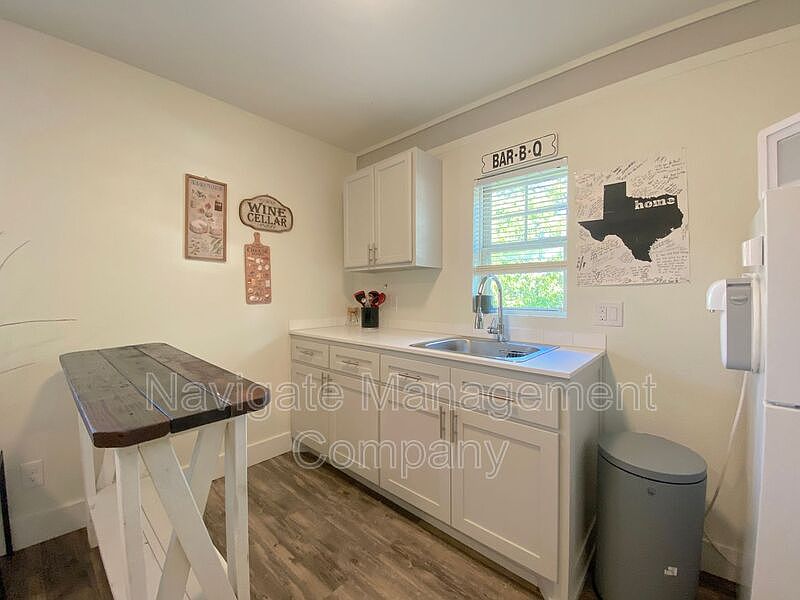 735 W 10th St APT D, Dallas, TX 75208 | Zillow