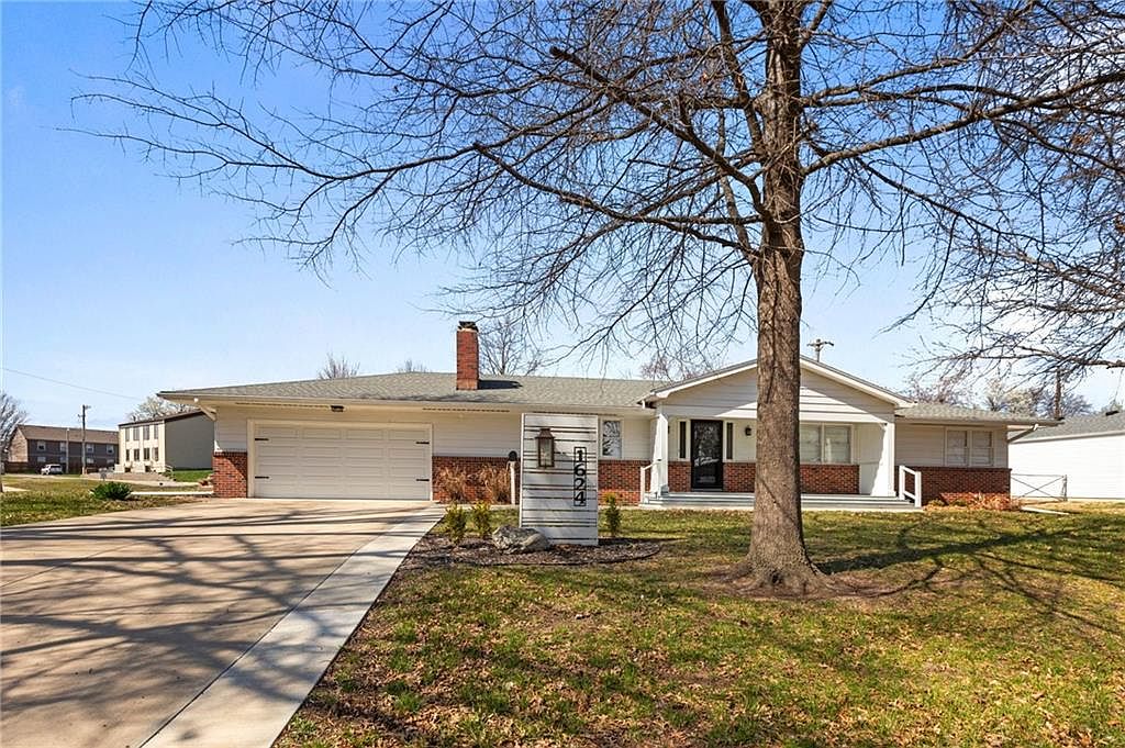 1624 S Oak St, Ottawa, KS 66067 | Zillow