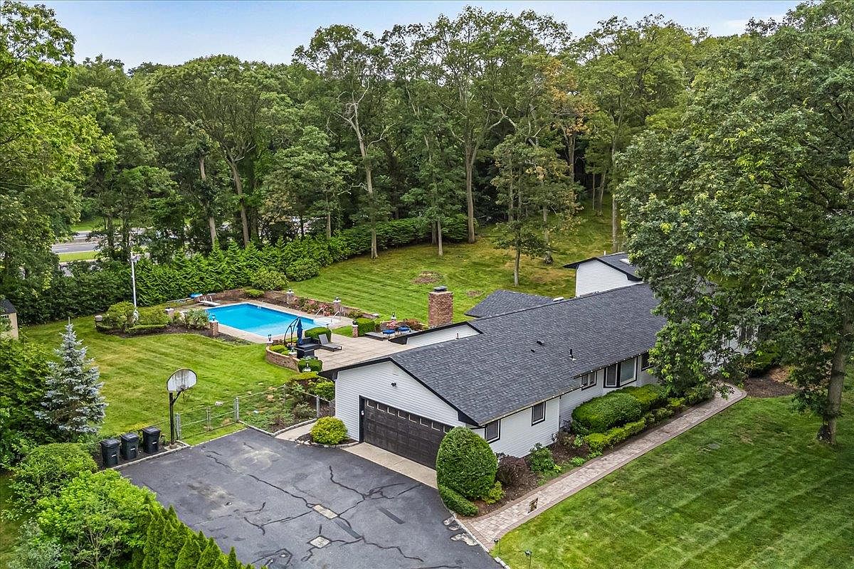 9 Midvale Court, East Northport, NY 11731 | MLS #882927 | Zillow