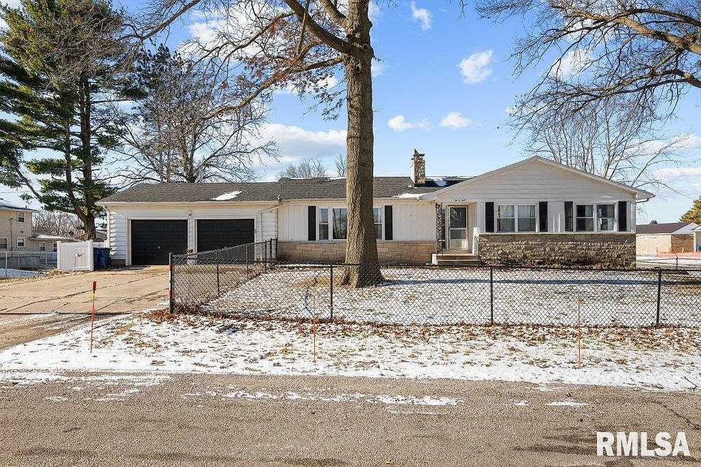 204 1st St, Donahue, IA 52746 | Zillow
