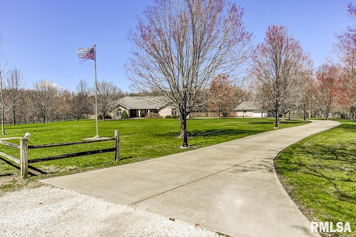 606 W Douglas St, Edinburg, IL 62531 | Zillow