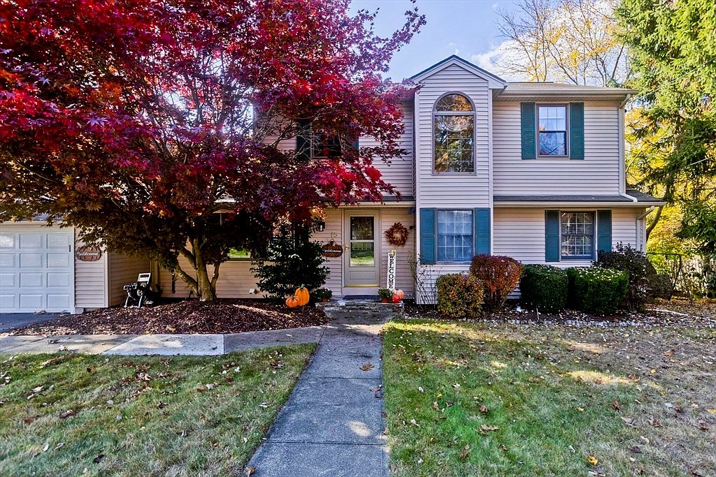 15 Roselawn Ave N, Forestdale, RI 02824 | Zillow