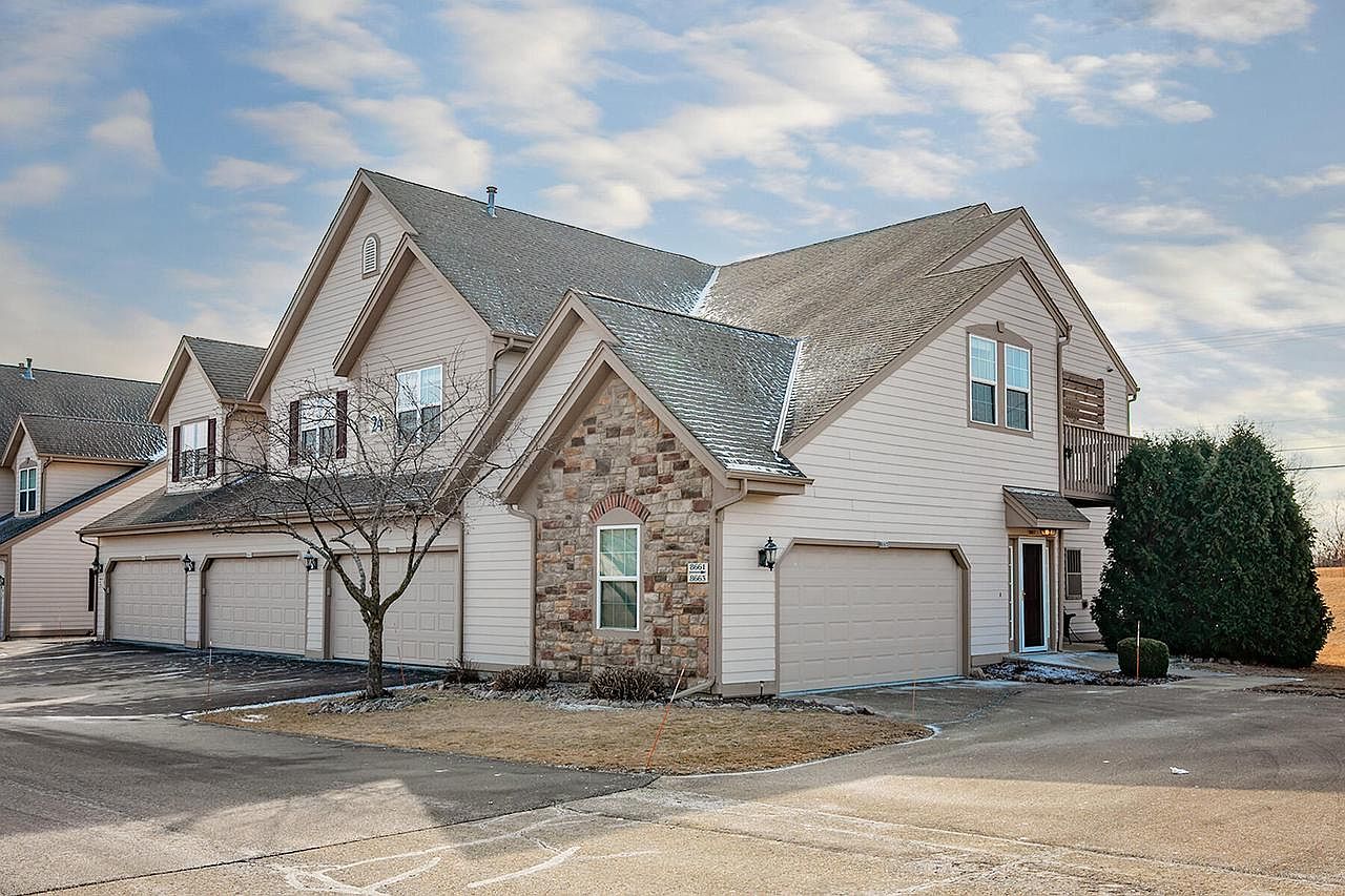 8661 South Roxbury WAY, Oak Creek, WI 53154 | Zillow