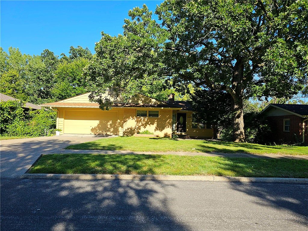 3929 Oakshire Rd, Des Moines, IA 50310 | Zillow