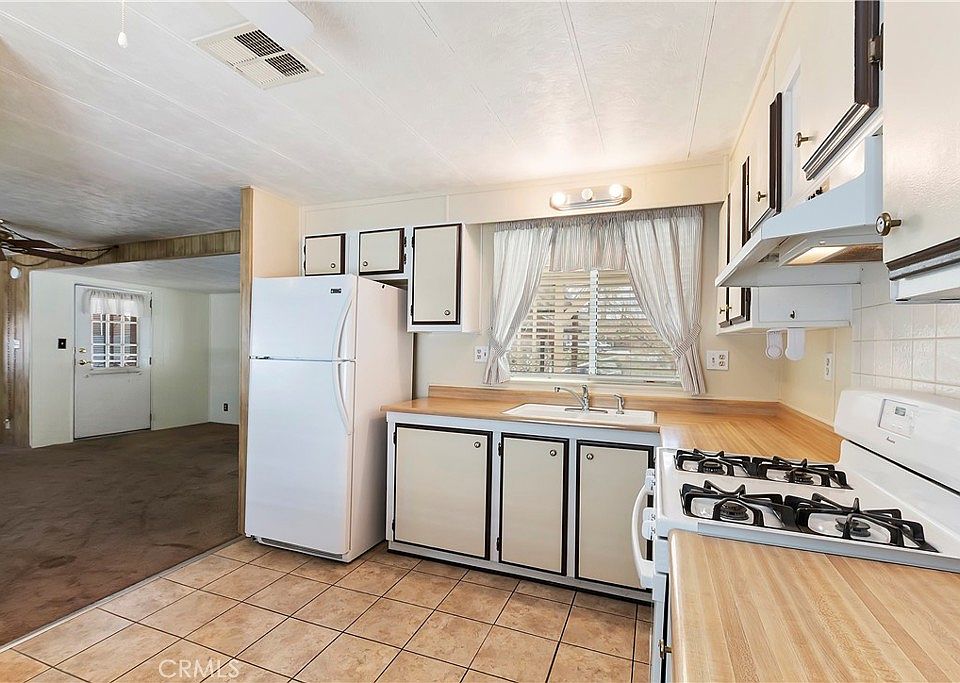 7484 Kickapoo Trl, Yucca Valley, CA 92284 | MLS #OC23051366 | Zillow